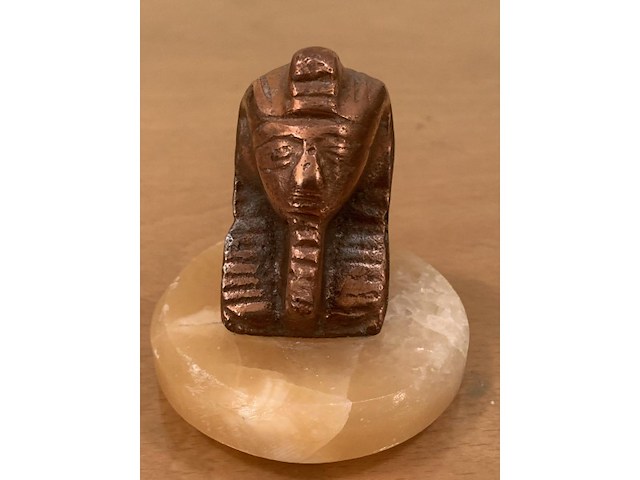 Faraon, livena bista na mermernom postolju
