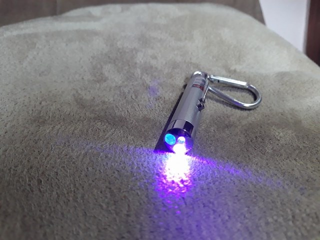 Privezak baterijska lampa + laser