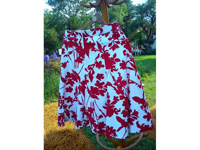 H&;;M-nova,cvetna, crveno bela zvonasta suknja