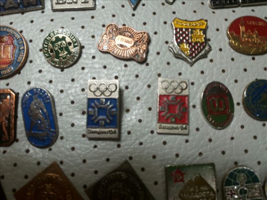 Popunjena kolekcija starih znački, oko 250 komada