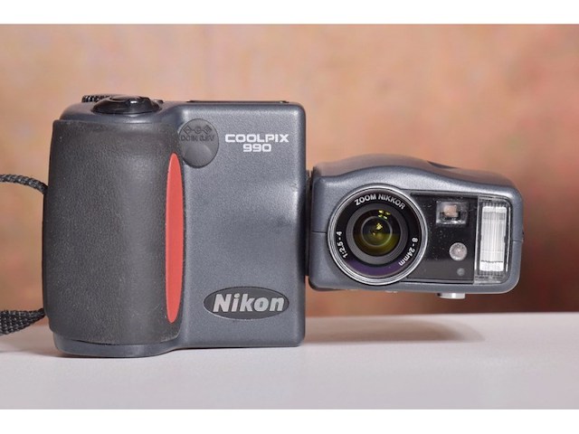 NIKON COOLPIX 990 i