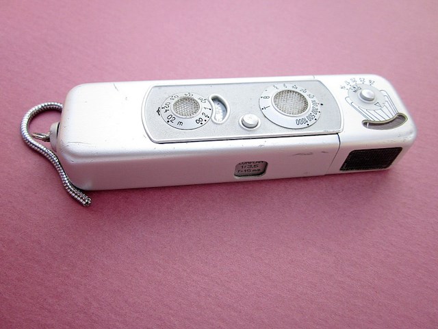 Minox B Miniaturna kamera 8x11 formata