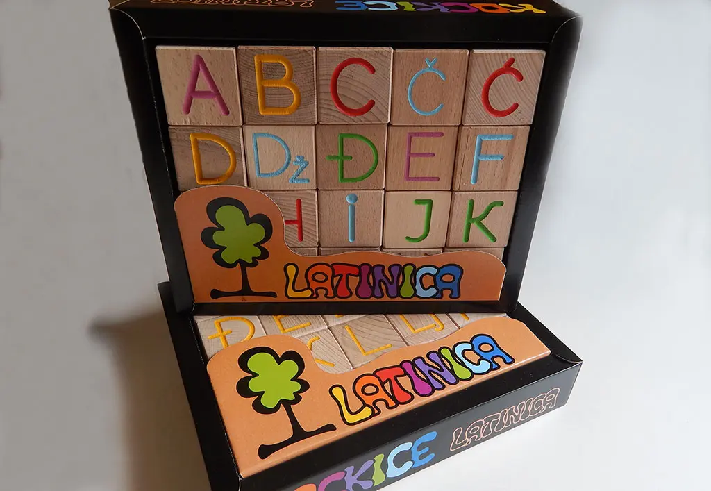 Drvena igračka kockice latinica