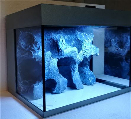 Sivi akvarijum sa 3D pozadinom