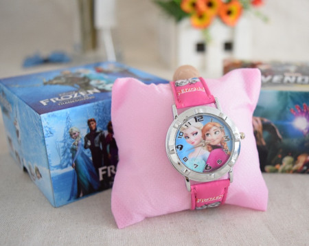 Dečiji ručni satovi za devojčice u poklon kutiji sa omiljenim junacima - Maša i Medved