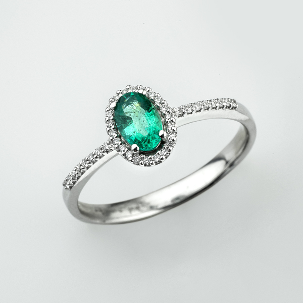 Nežan prsten sa brilijantima i smaragdom