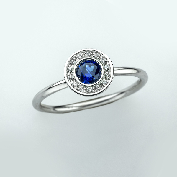 Otmeni prsten sa plavim safirom i brilijantima