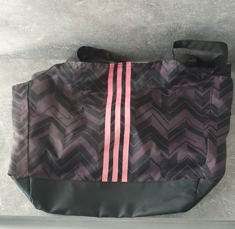 Original Adidas torba, bez ostecenja, prostrana