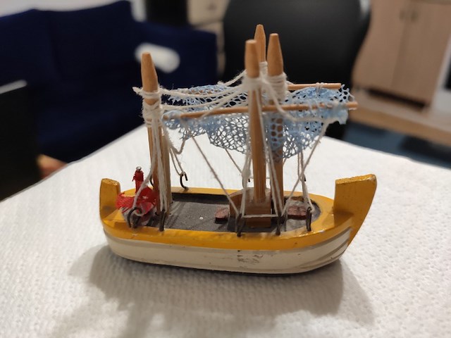 Drvena maketa ribarskog broda ribarski brod žuto-beli