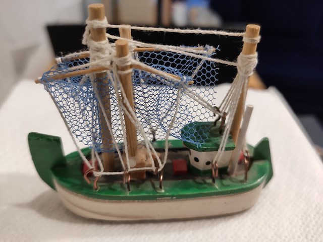 Drvena maketa ribarskog broda ribarski brod zeleno-beli