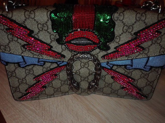 **Gucci tasna**