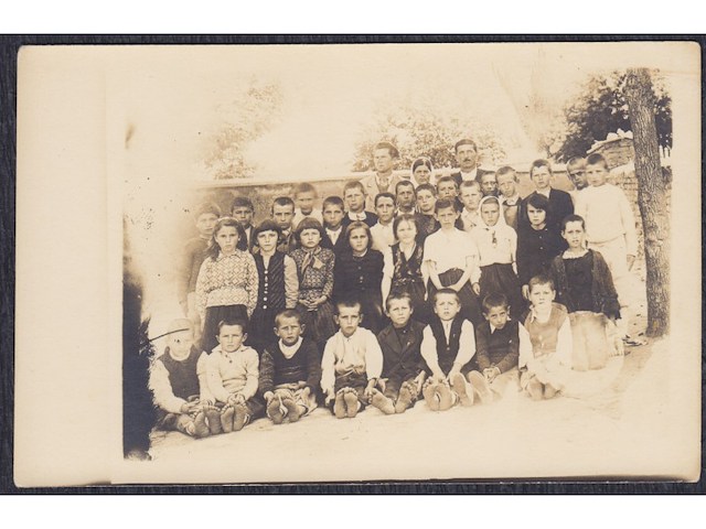 Kralj. Yu Vranje, fotografija bosonoge dece i naučnika