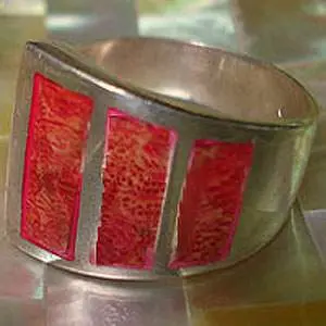 Ganesh Srebrni prsten modernog dizajna sa crvenim koralom. (1613koral.p)
