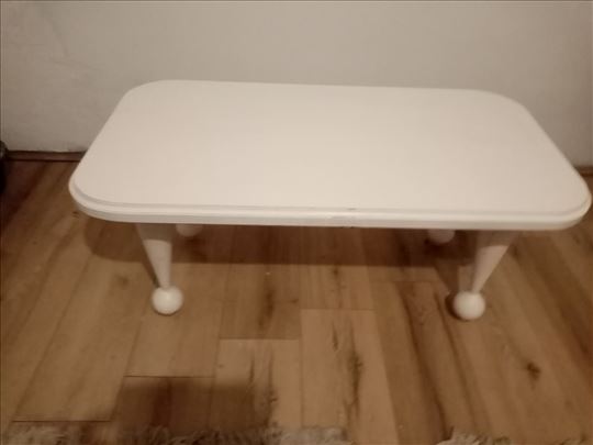 Beli drveni sto