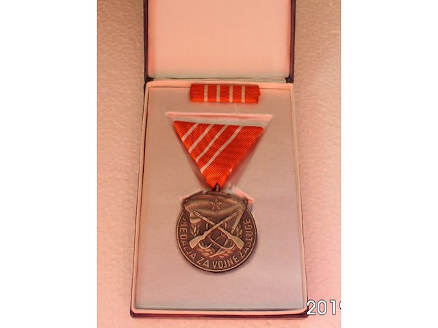 Medalja za vojne zasluge-kutija,zamenica,odlicna.