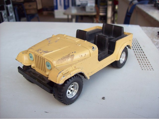 JEEP CJ-7  burago  metalni 1/24 Made in Italy