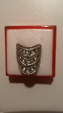 Nov srebrni prsten sa zigom 925,lep,velik,ima 3 niza sa po 5