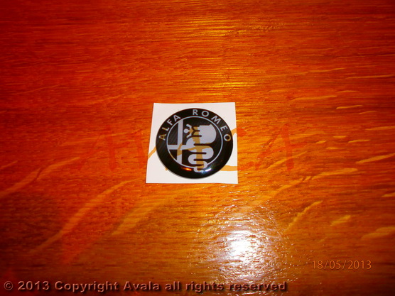 Stiker okrugli 30mm "Alfa Romeo" carbon (crno-beli) *10902635*