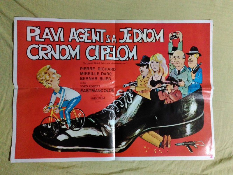 Plavi Agent sa jednom crnom cipelom