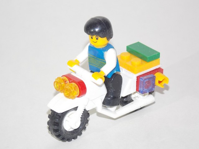 Kao LEGO žena na motociklu