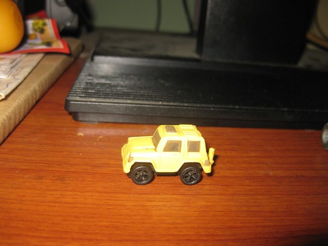 Auto (žuti)