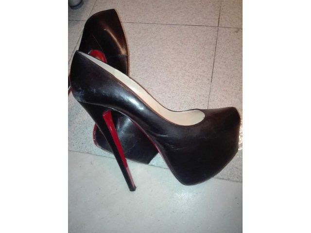 **Hristian Louboutin cipele**