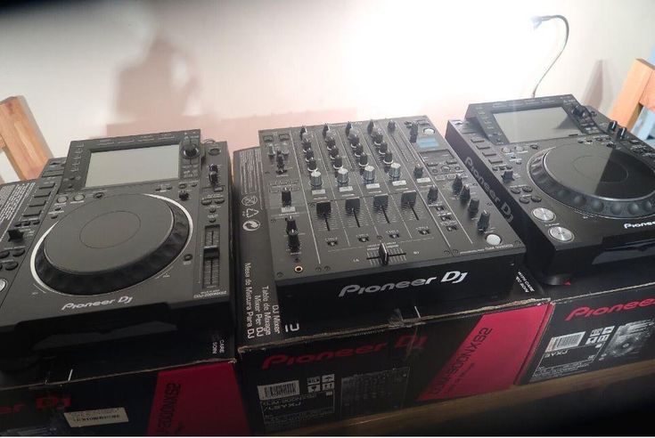 Prodaju: Pioneer Dj set 2x Cdj-2000 Nxs2 & Djm-900 Nxs2 +Hdj-2000 Mk2