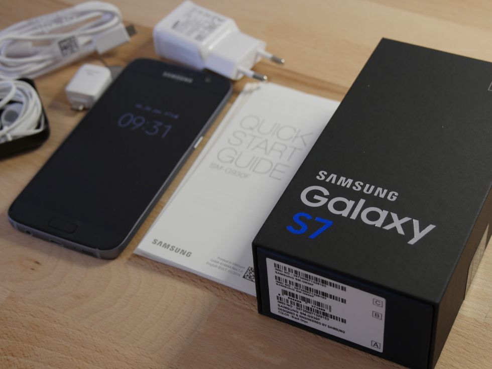 New Unlocked Samsung Galaxy S7 Edge with VR Goggle