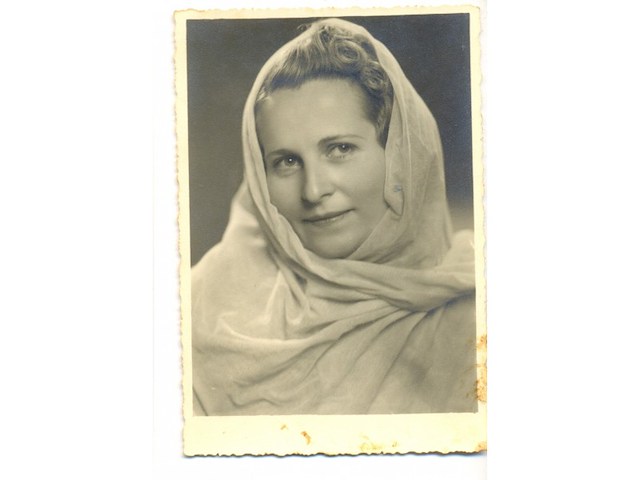 Razglednica fotografija : žena sa maramom