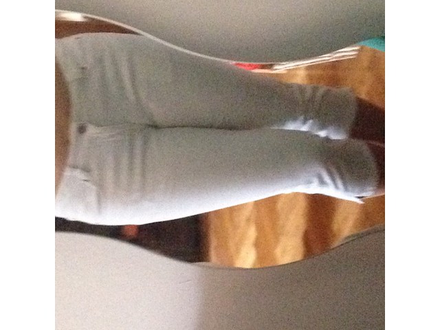 Bele tričetvrt pantalone