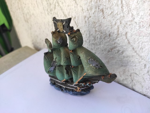 Ukrasna figurica gusarski brod