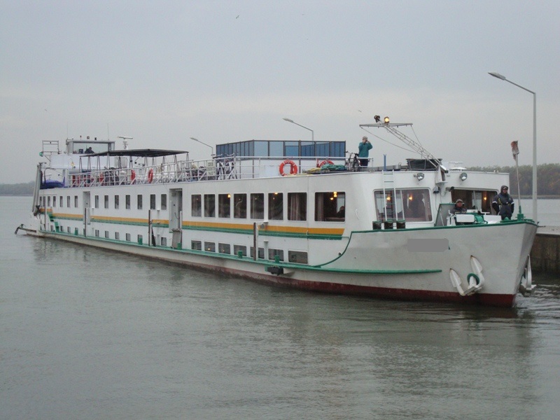 Rečni putnički brod kruser 80 putnika