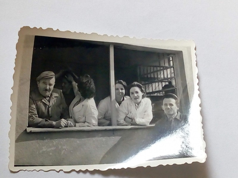 Grupna Fotografija Kraj Prozora