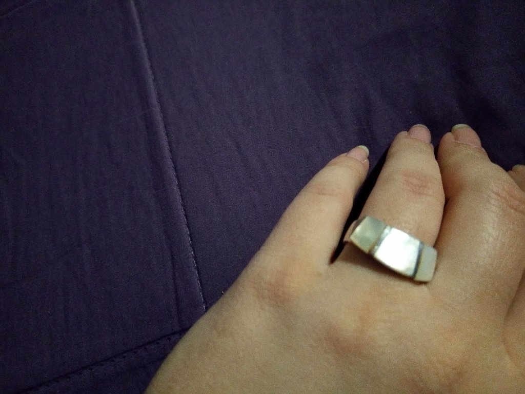 Nov srebrni prsten sa sedefom,ima zig 925 i precnik 18,5 mm