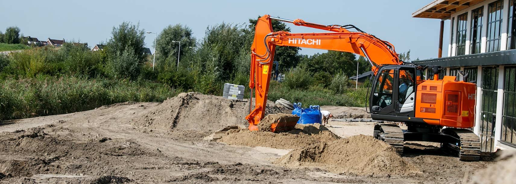 Srednji Hitachi bager ZX225USLC-6