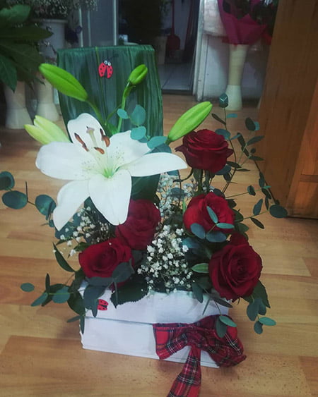 Aranžman sa ljiljanom i ružama