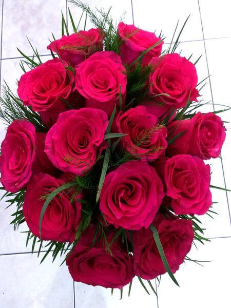 Buket 15 pink ruža sa dekoracijom