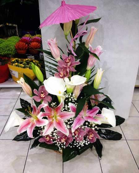 Aranžman – kale, ljiljan, orhideje sa dekoracijom
