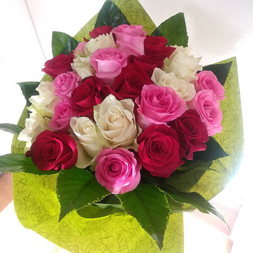 Šareni buket sa 25 ruža i dekoracijom