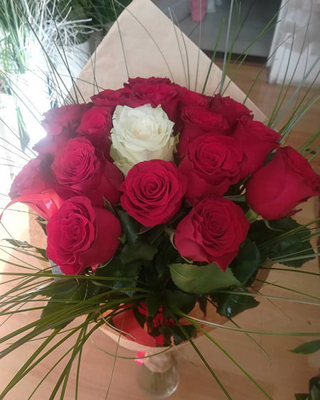 Buket sa 17 crvenih ruža i dekoracijom