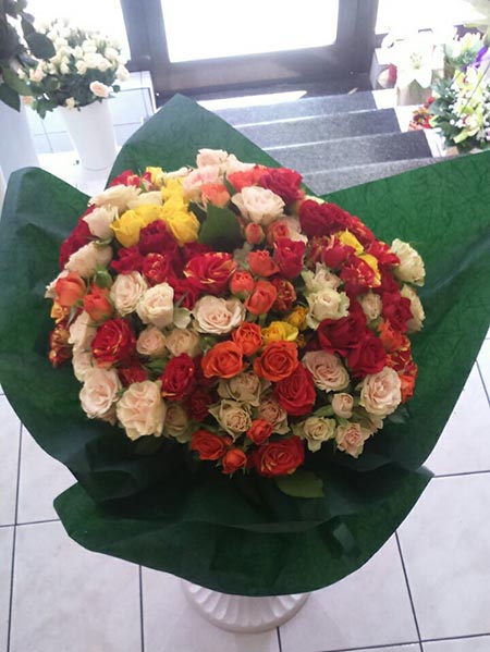 Romantično veseli buket sa 50 mini ruža različitih boja