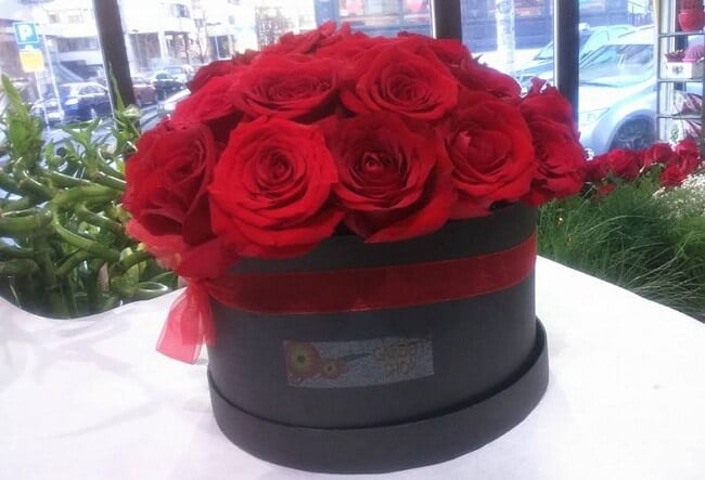 Flowers box – 25 crvenih ruža sa dekoracijom