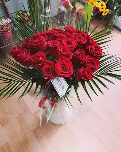 Buket – 25 crvenih ruža sa zelenilom