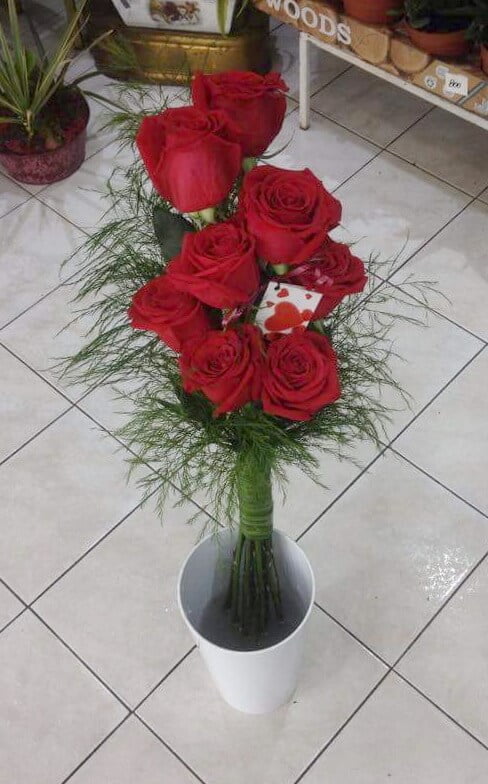 Buket – 9 crvenih ruža sa zelenilom