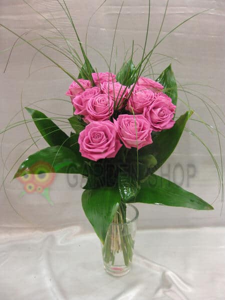 Buket – 11 roze ruža sa zelenilom i dekoracijom
