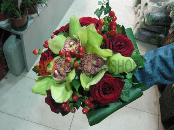 Bidermajer – 6 ruža i 3 orhideje sa zelenilom