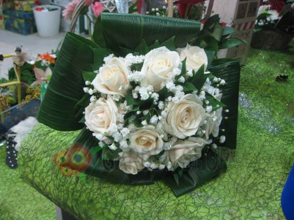 Bidermajer – 9 belih ruža sa zelenilom