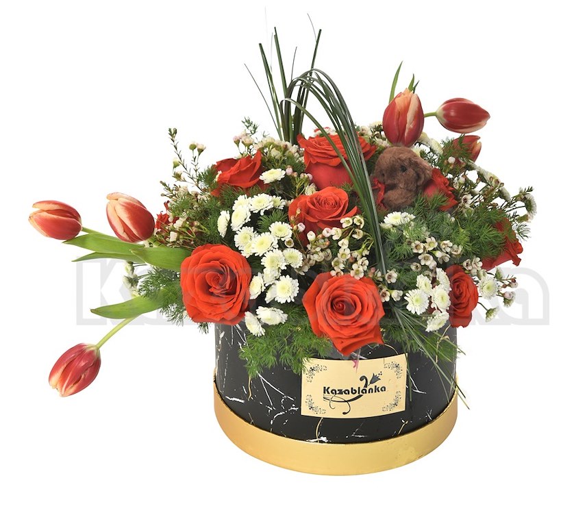 Plišani meda u kutiji sa ružama i lalama