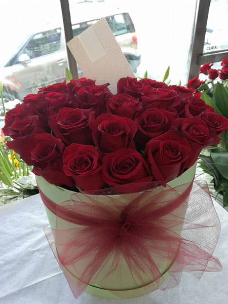 Flower box sa crvenim ružama