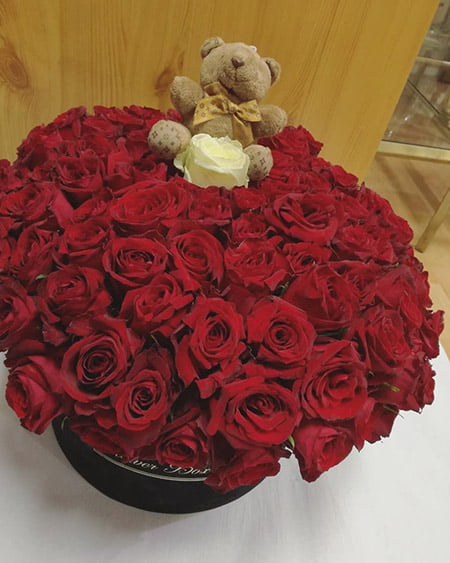 Flower box sa 51 crvenom ružom i medom